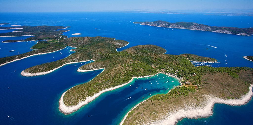 A vela tra le isole della Croazia centrale tra relax e avventura ...