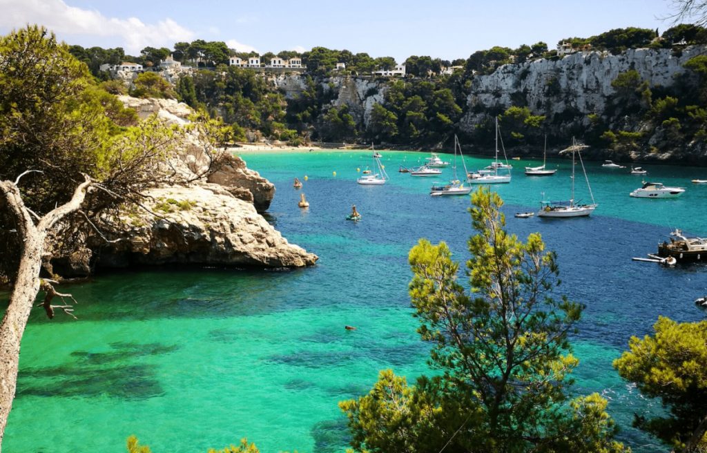 Scoprire a vela Minorca, l’isola della pace, del verde e del vento
