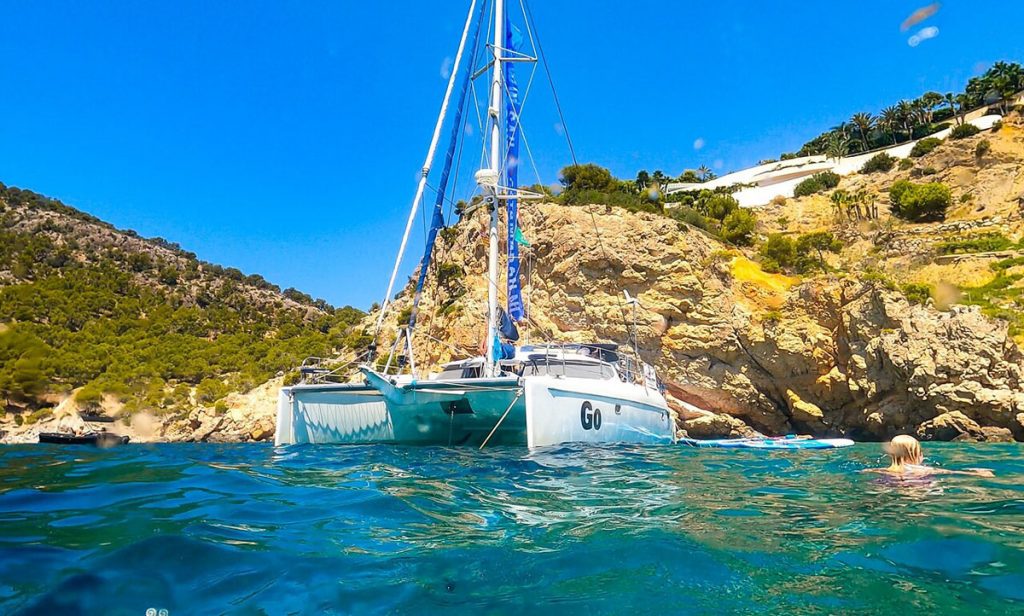 Come ancorare e ormeggiare con un catamarano a vela